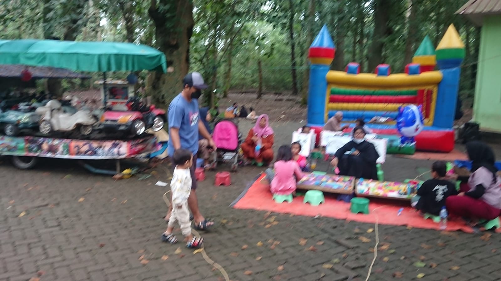 Di Akhir Pekan, Wisata Kebon Kembang Cikampek Jadi Pasar Rametuk ...